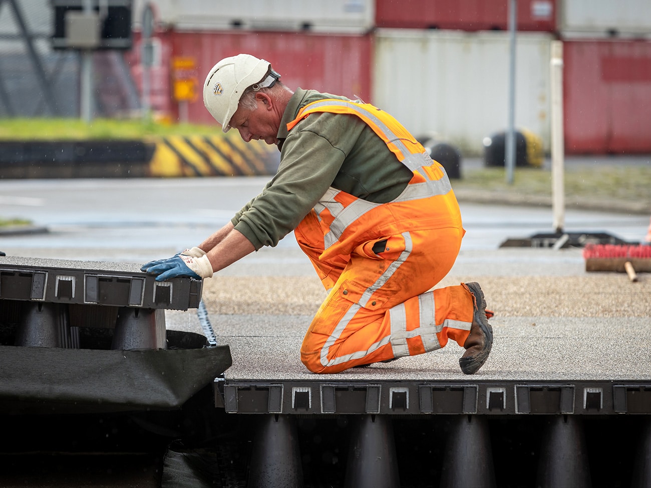 Weg van gerecycled plastic op Schiphol