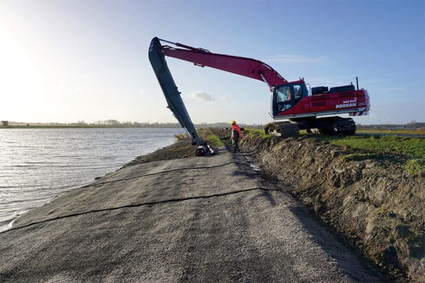 Permanent and nature-friendly erosion protection of banks