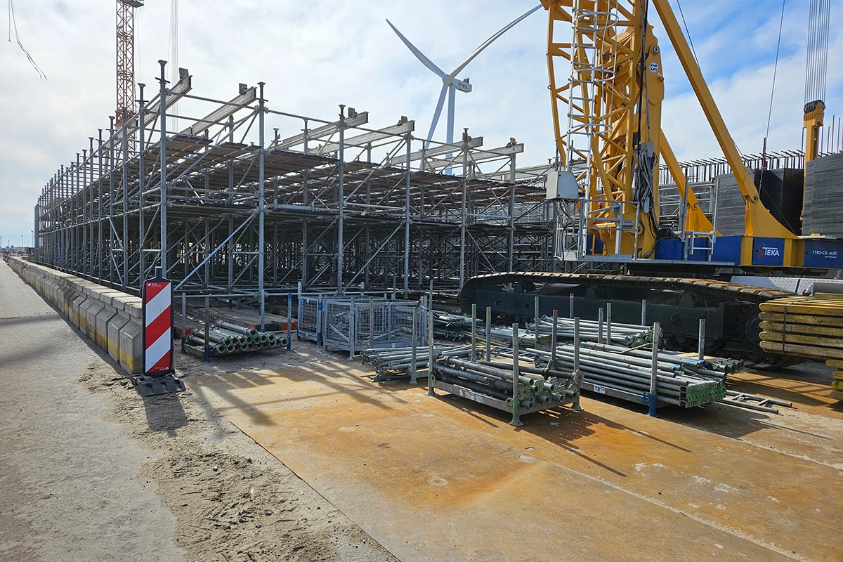 Smart auxiliary construction for bridge deck